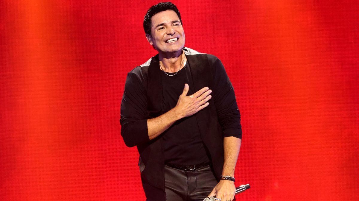 Chayanne pide fotos con IA y las redes sociales no pueden creer lo que ...