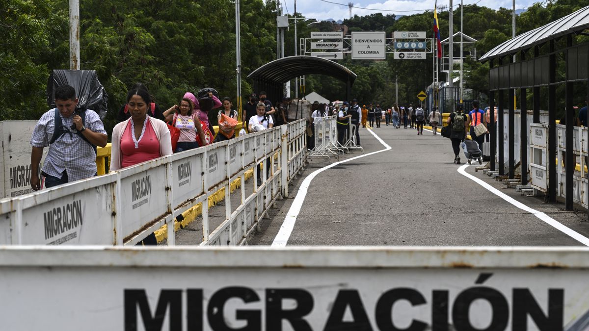 Abre tránsito por frontera terrestre Colombia-Venezuela cerrado desde 2015