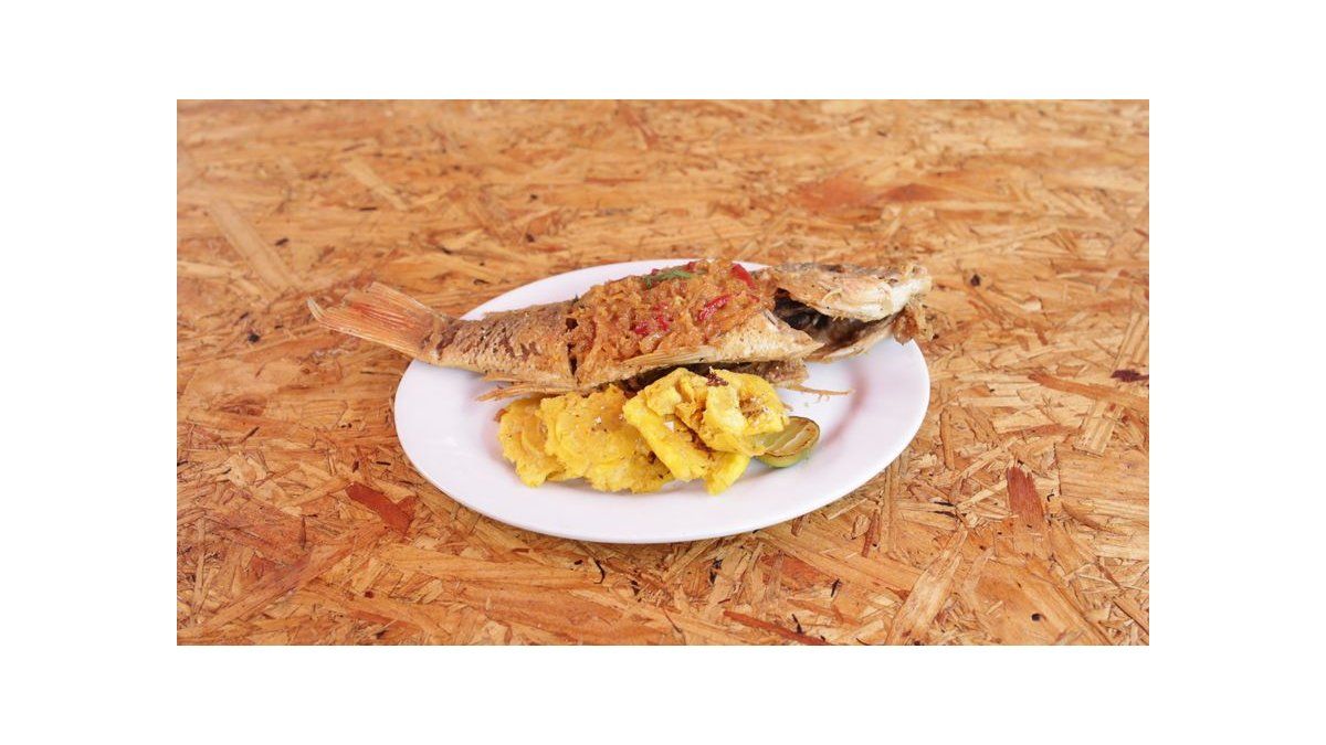 Pescado frito con patacones - Hiram