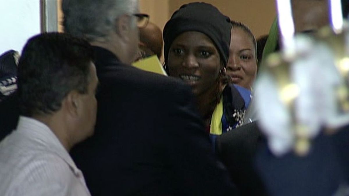 Campeona Atheyna Bylon llega con la medalla de oro