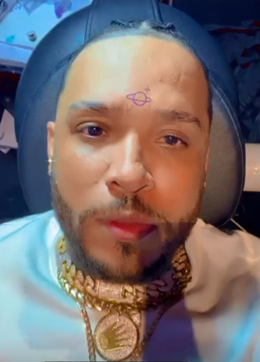 Mr. Saik decide tatuarse el planeta Saturno en su frente