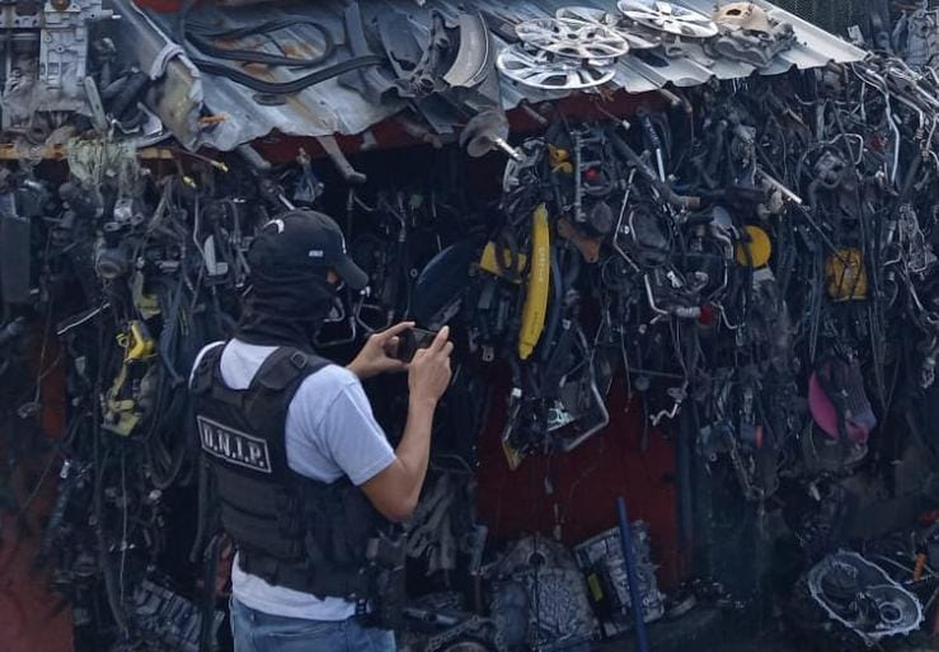 Policía Nacional allanan rastros para ubicar piezas de autos robados