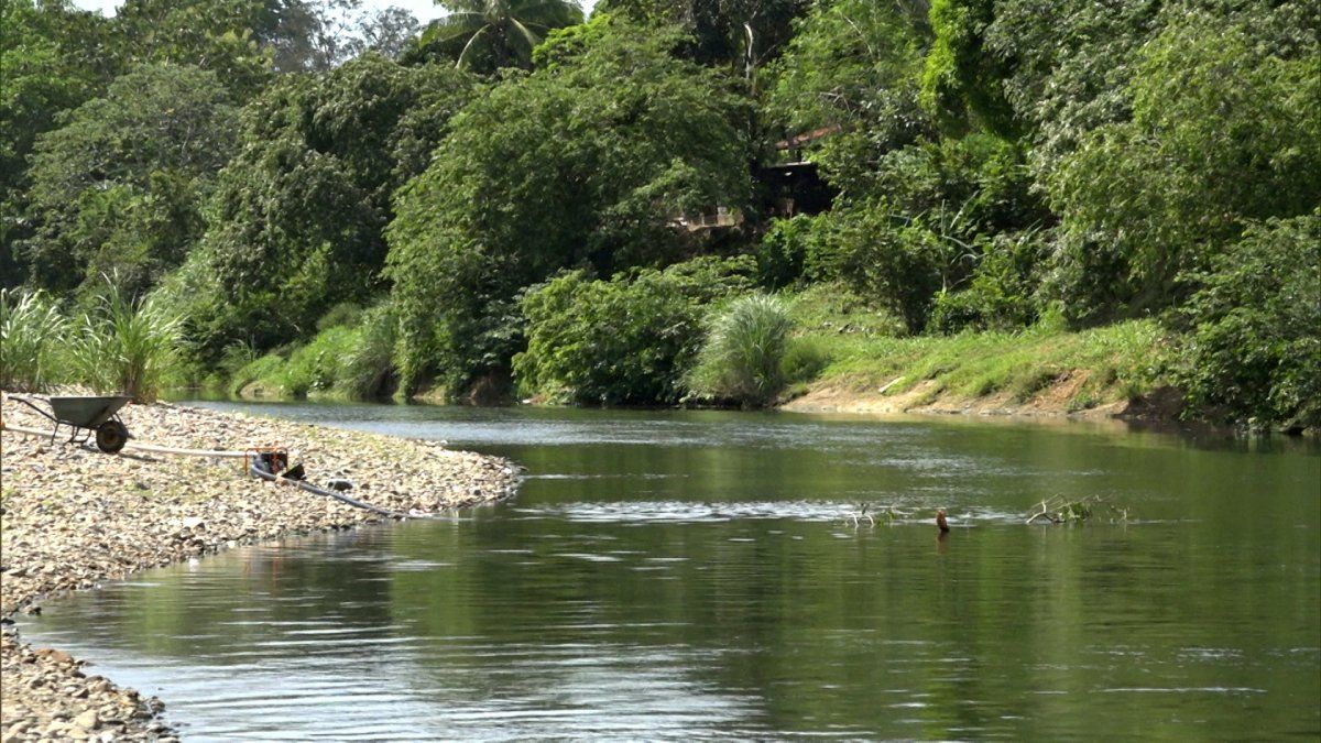 Ciudadanos visitan y disfrutan en el Río Pacora