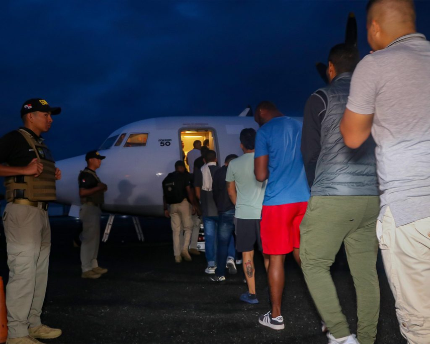 Realizan primer vuelo de deportación por Panamá y Estados Unidos