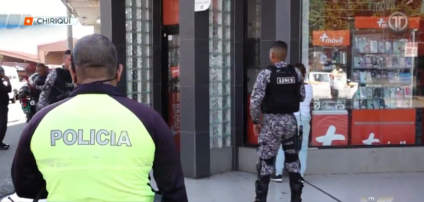 Detienen a mujer de 67 años por presunto fraude con tarjetas de débito