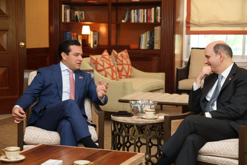 Embajador de EE. UU., Kevin Marino Cabrera, se reúne con el ministro del MEF, Felipe Chapman