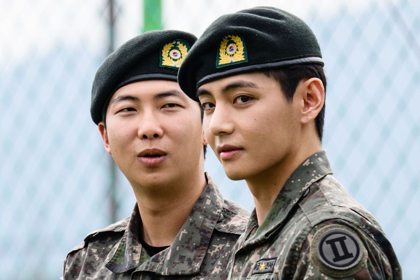 Dos megaestrellas de BTS concluyen el servicio militar en Corea del Sur