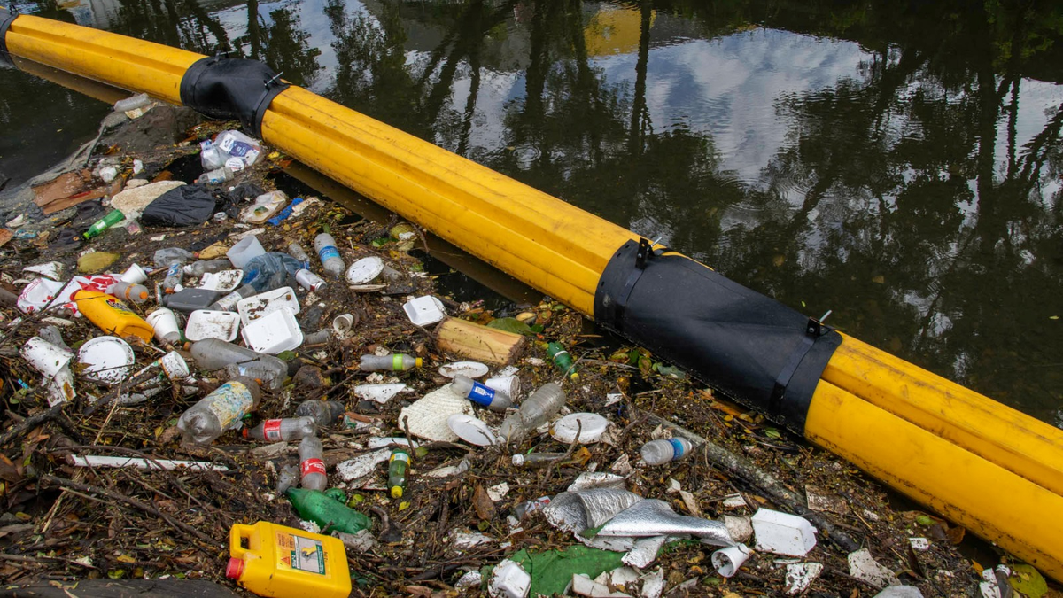 Marea Verde instala barrera flotante para interceptar residuos sólidos ...
