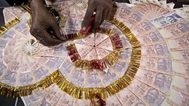 La rupia india cae a un mínimo histórico frente al dólar