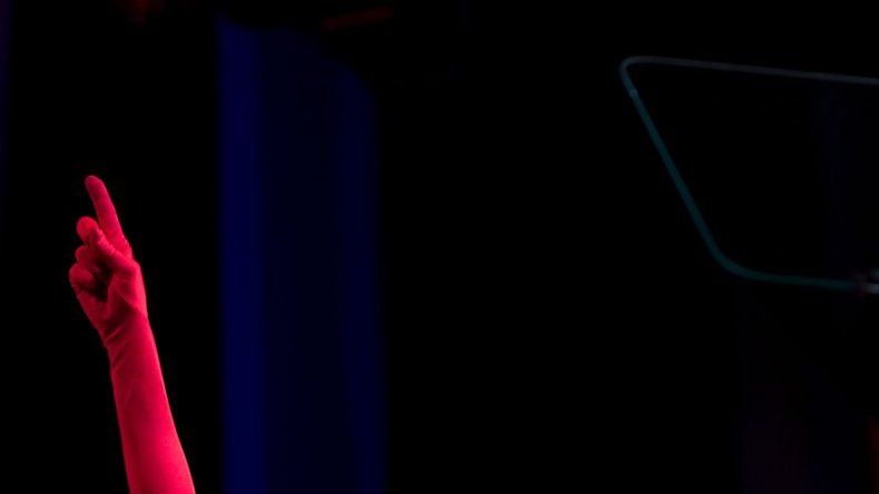 Miley Cyrus muestra con orgullo su vello axilar en gala amfAR