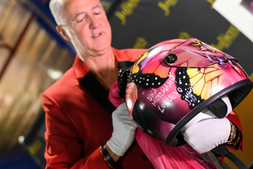 Rosalía subastará el traje de Motomami en California