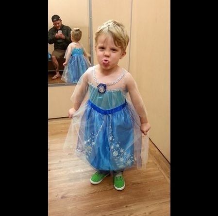 Él quería disfrazarse de Elsa, su papá lo apoyó