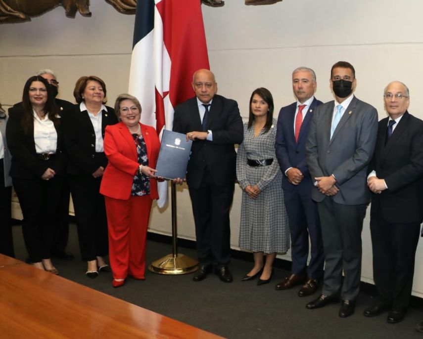 Presidenta de la CSJ presenta anteproyecto que adopta el Código ...