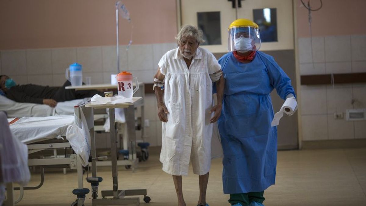 Miedo y esfuerzo en histórico hospital de Perú ante COVID-19