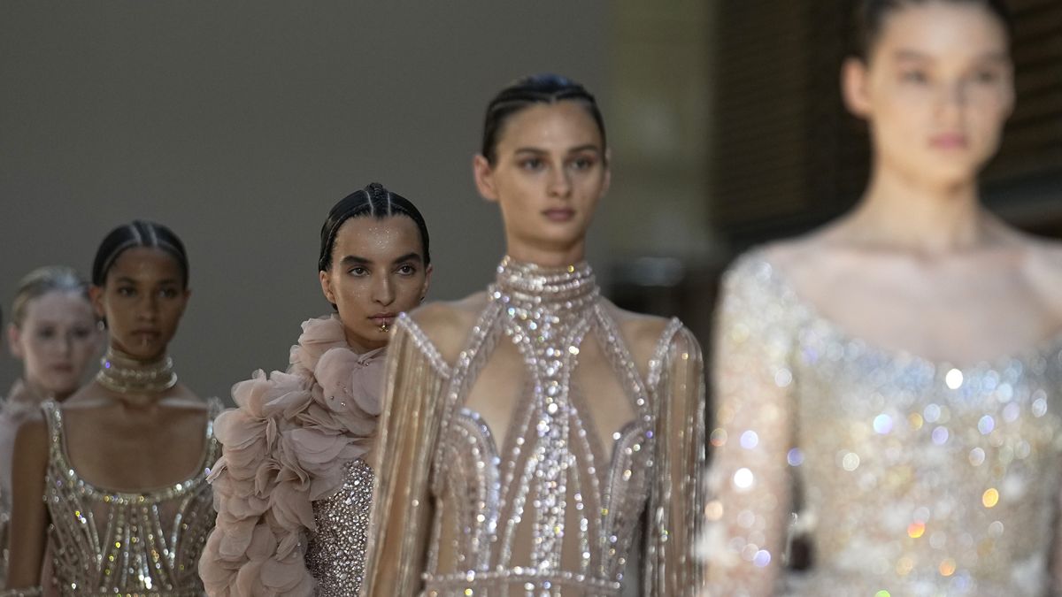 Desfiles dramáticos, caballos y brillo en moda de París