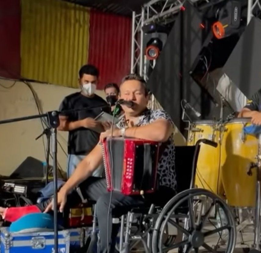 Samy Sandoval llega en muletas a presentación con Sandra ¿Qué le pasó?