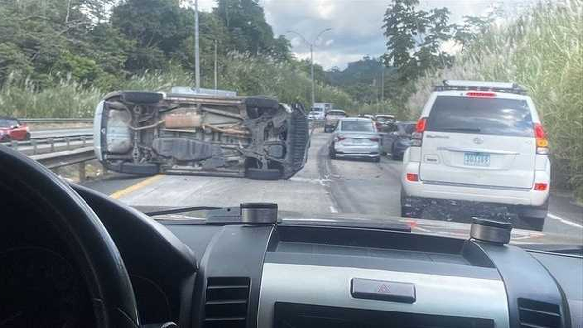 Auto volcado en vía Centenario tras accidente de tránsito