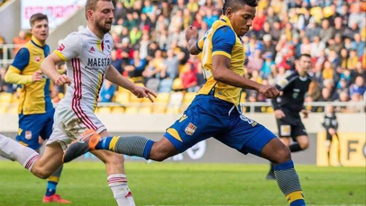 César Blackman debutó en liga con el FC DAC; Davis fue titular