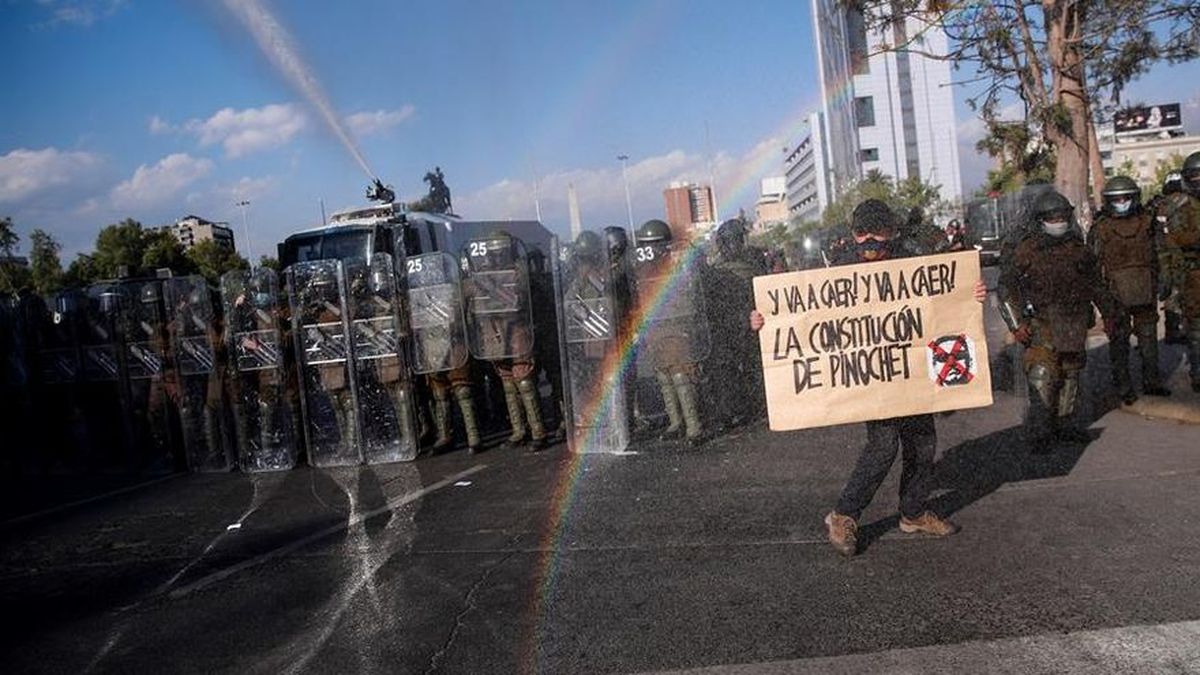 Miles de ciclistas se manifiestan para poner fin a Constitución de Pinochet