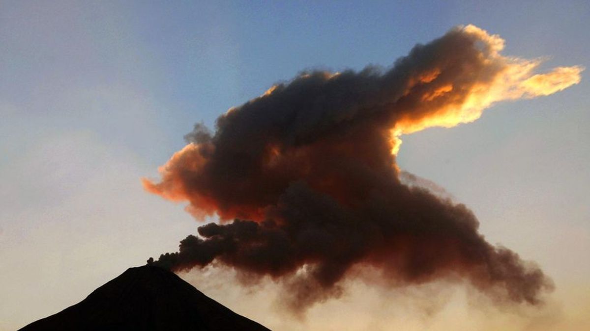 Explosión en Volcán de Colima en México lanza columna de humo de 3.000 ...