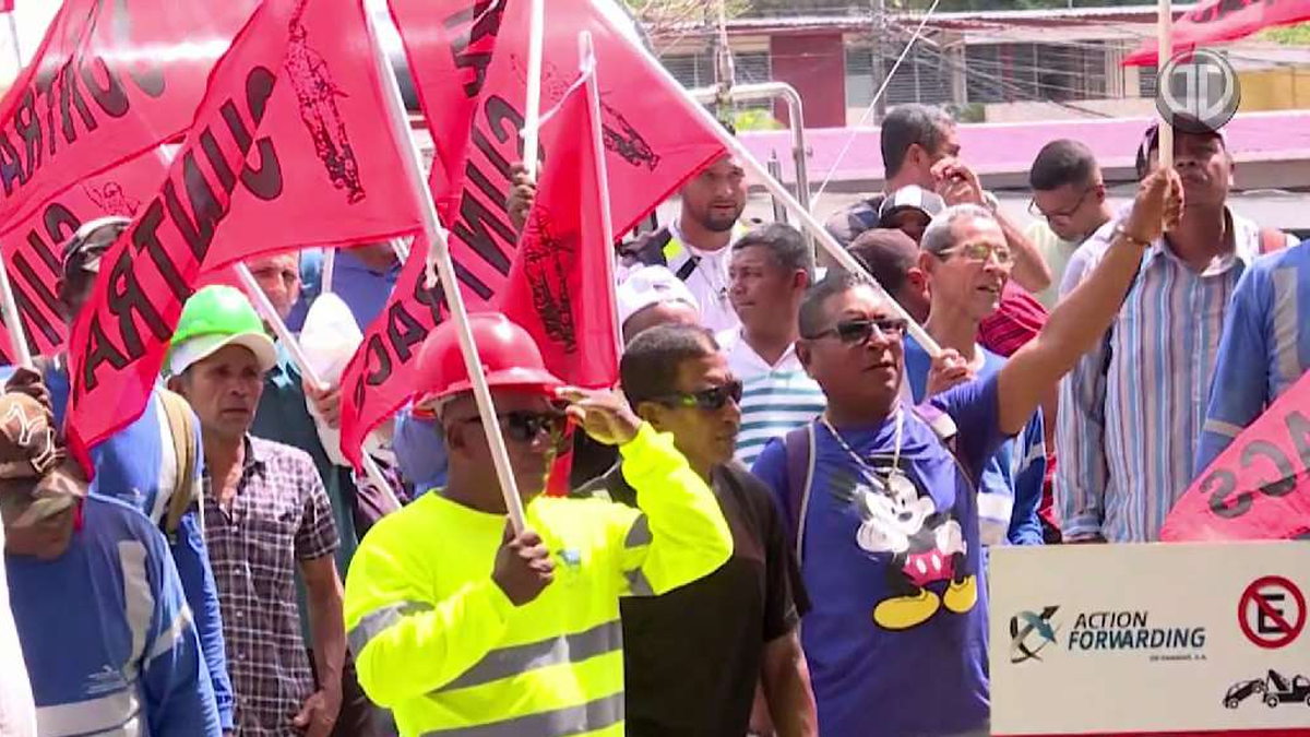 Trabajadores de la construcción protestan en el Ministerio de Vivienda