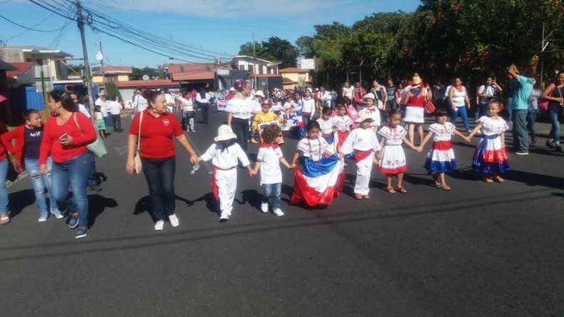 Estudiantes conmemoran independencia con desfiles en Costa Rica