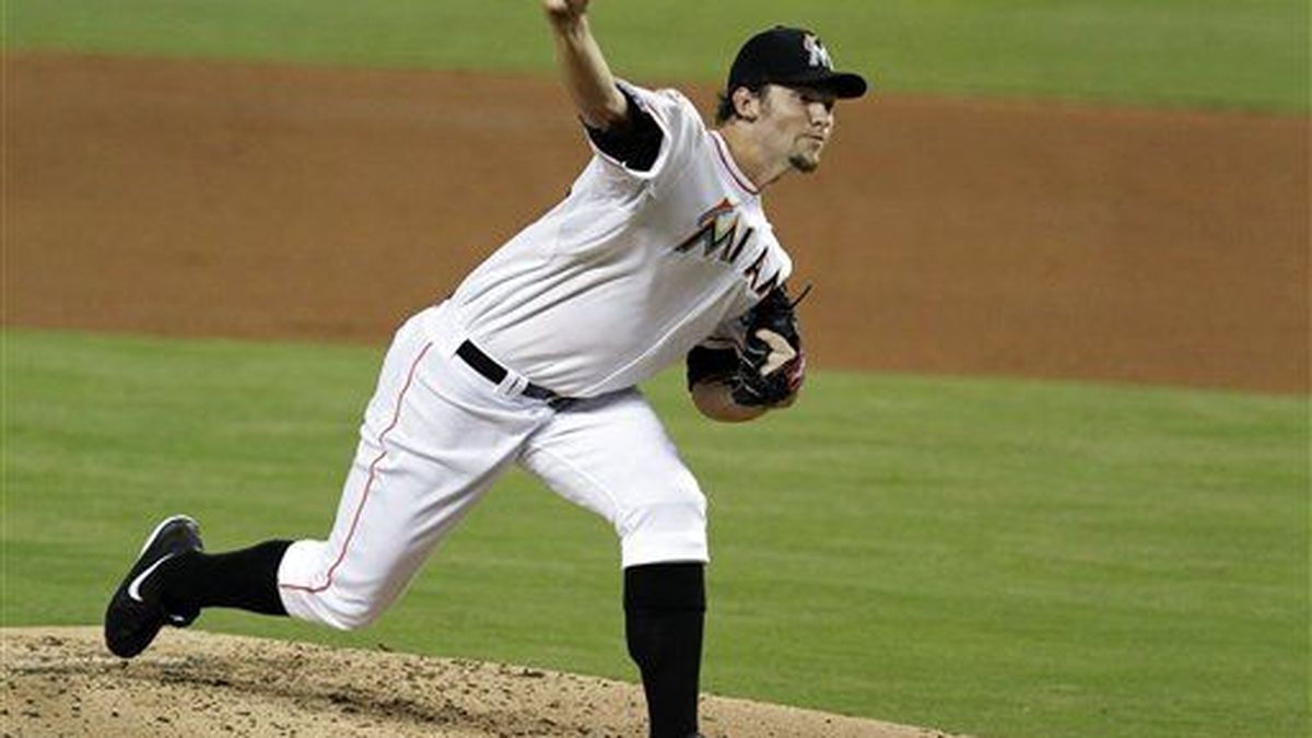 Los Filis del lesionado Ruíz vencen a los Marlins de Lee