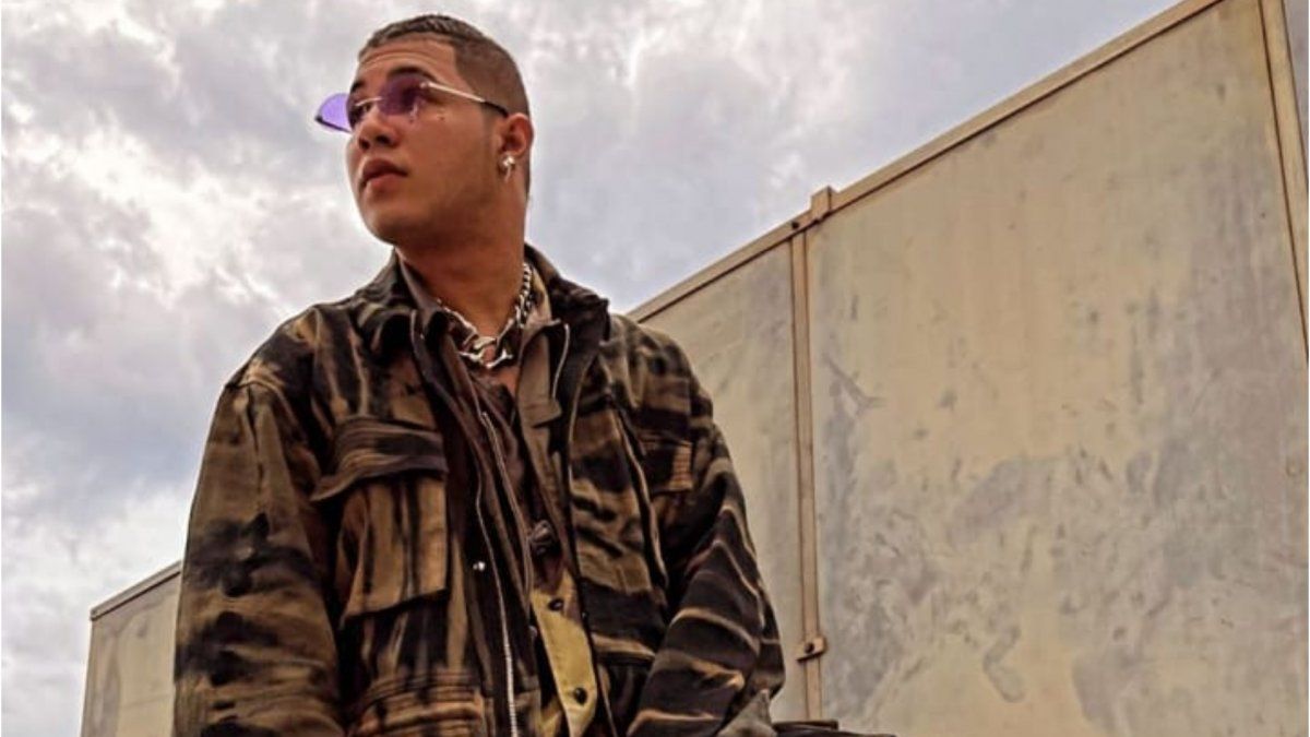 Boza muestra parte de su trabajo en el estudio con Faster