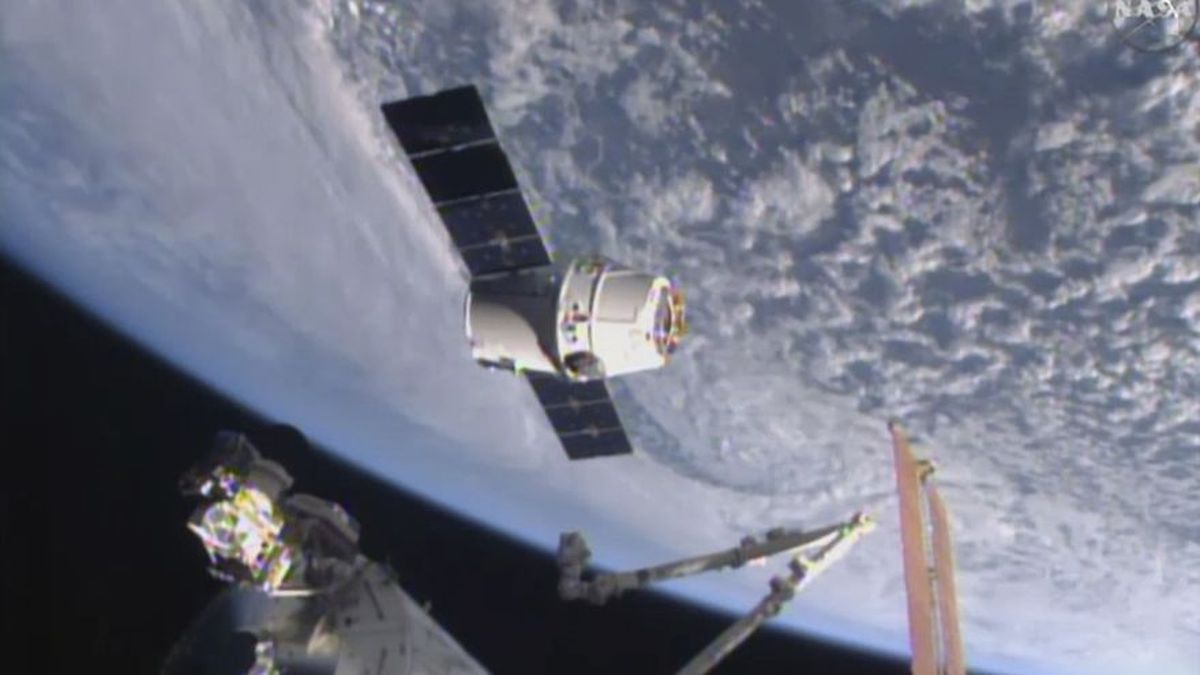 SpaceX lanza cohete y cápsula para la estación espacial