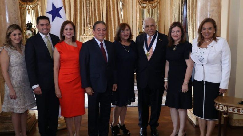 Otorgan la medalla al mérito “Dr. José Renán Esquivel Oses al galeno ...