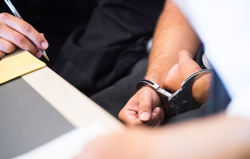 Capturan a hombre tras amenazar a su esposa con una pistola y dispararle a la Policía