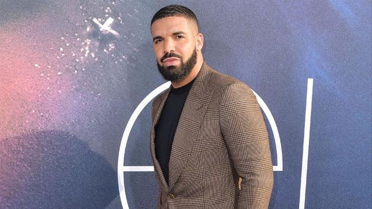 Drake tiene un vestidor de dos pisos y un mueble bar detrás de la cama