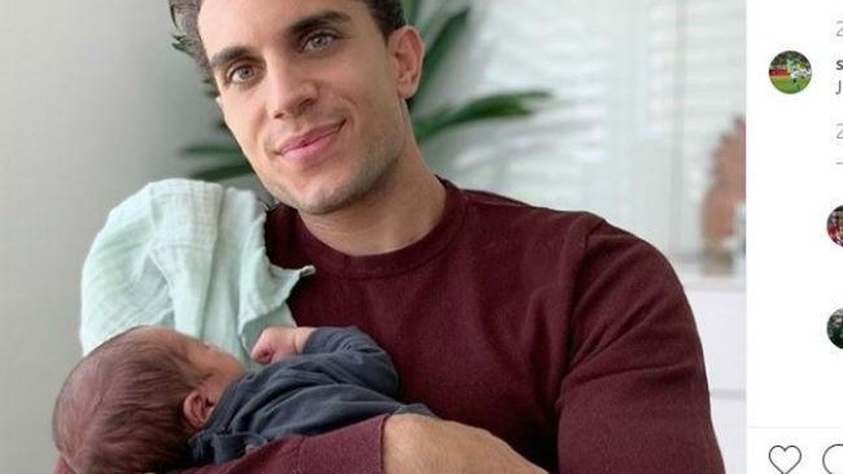 La foto más entrañable de Marc Bartra con su pequeño Max