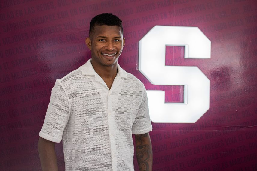 Selección de Fútbol de Panamá: Fidel Escobar renueva con Saprissa