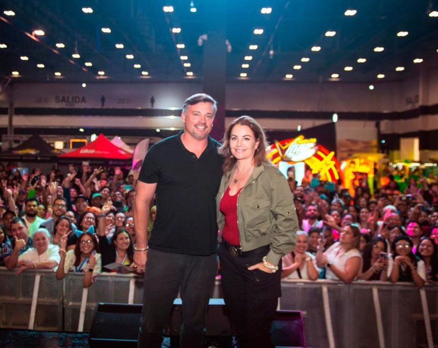 Tom Welling y Erica Durance conquistan a sus fanáticos de la Comic Con ...
