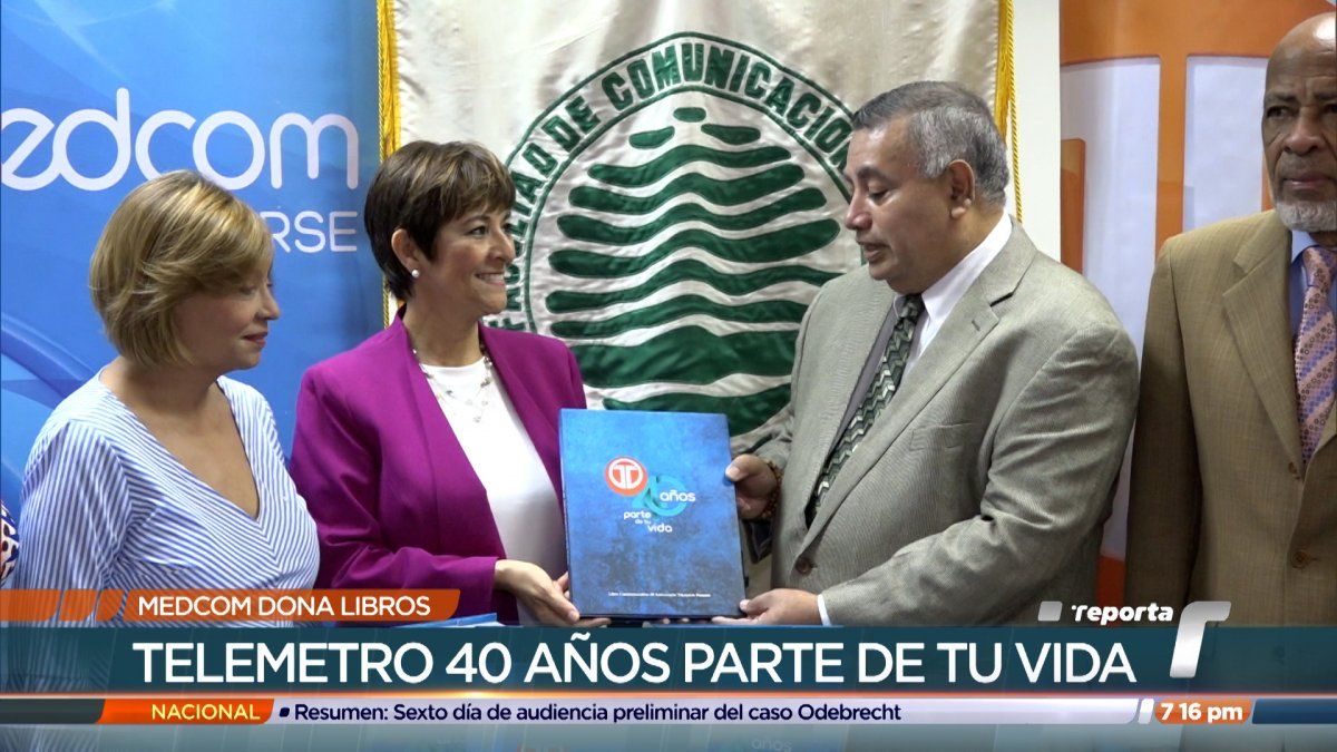 Medcom dona libros a la Facultad de Comunicación Social de la Universidad de Panamá