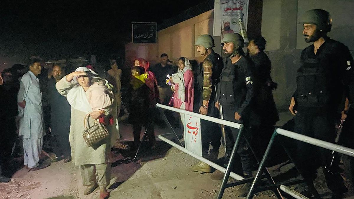 India lanza bombardeo sobre Pakistán y este promete responder