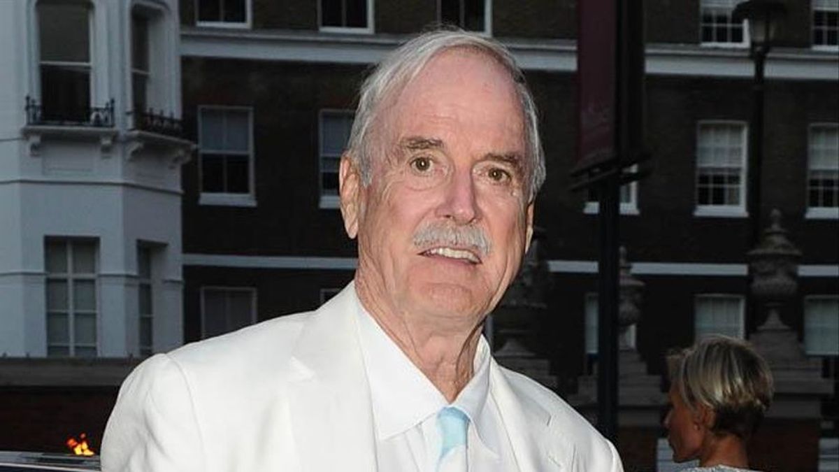 John Cleese cuestiona el estilo del nuevo James Bond