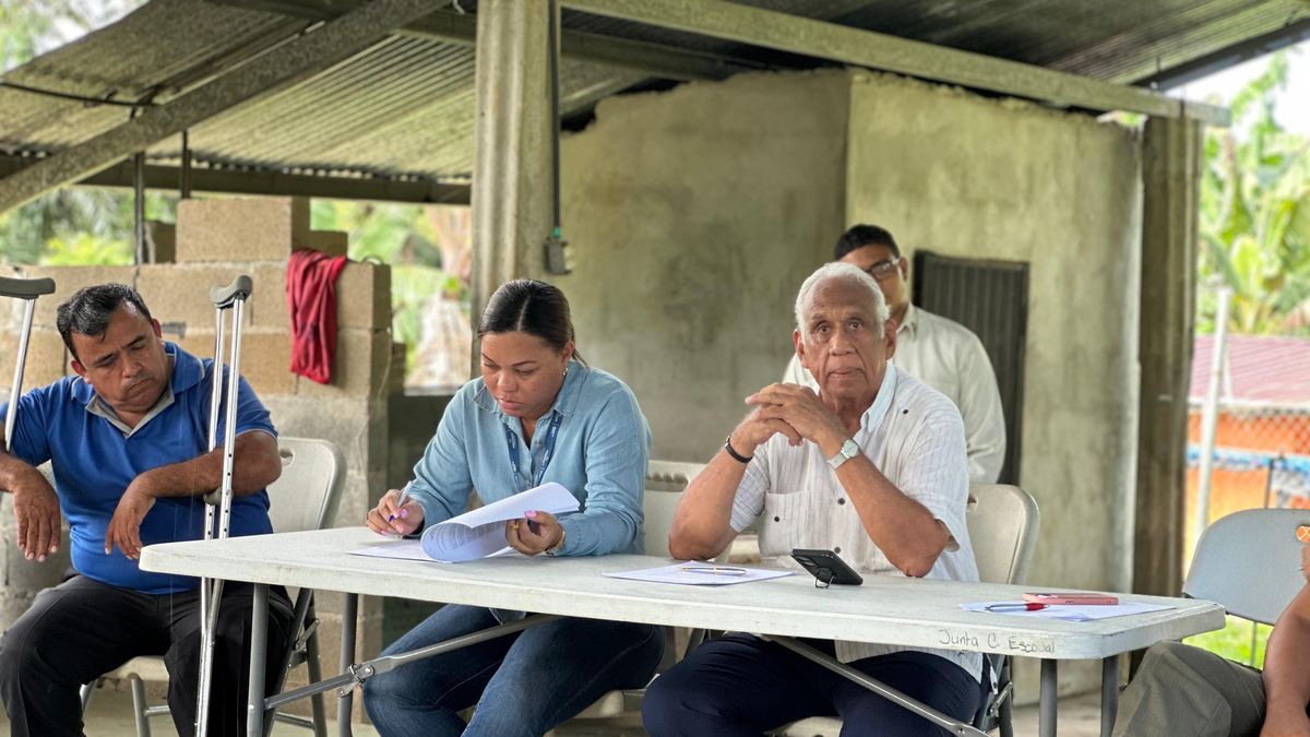 Gobernador de Colón se reúne con moradores de Escobal