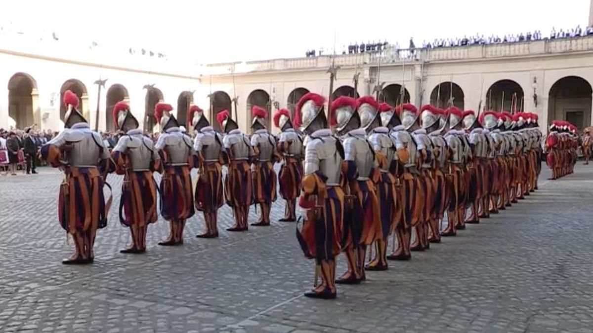 Cuarenta nuevos guardias suizos juran fidelidad al papa en el Vaticano