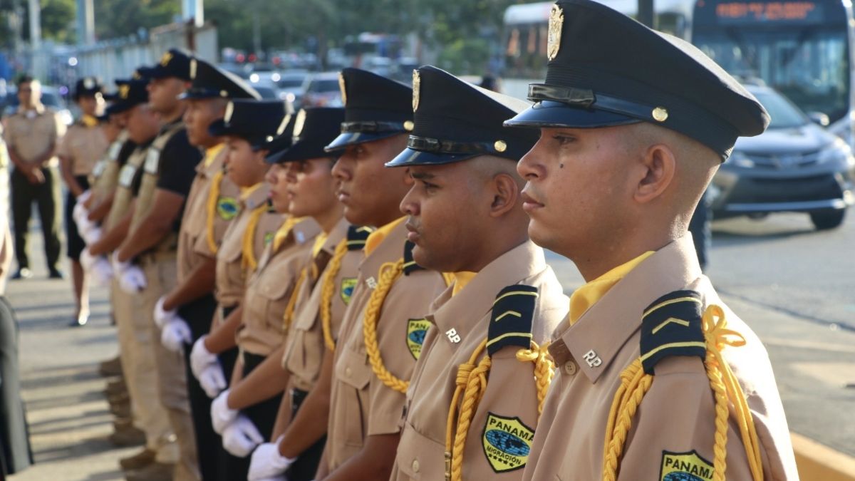Presentan nuevos uniformes de las unidades migratorias