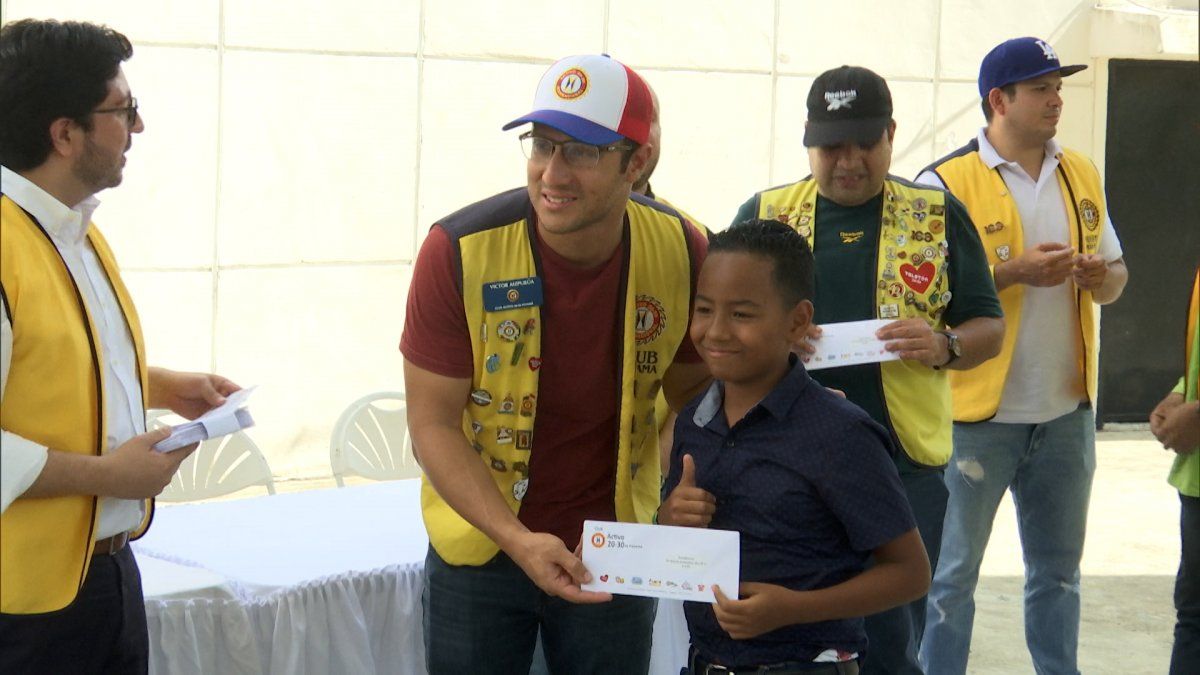 160 estudiantes son beneficiados con el programa de becas del Club ...