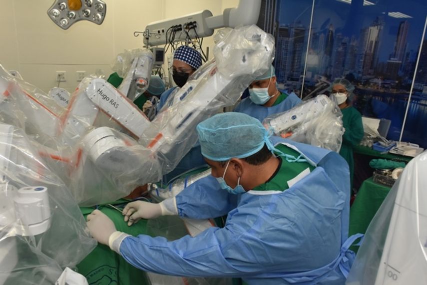 CSS realiza primeras cirugías con robot Hugo RAS en Ciudad de la Salud