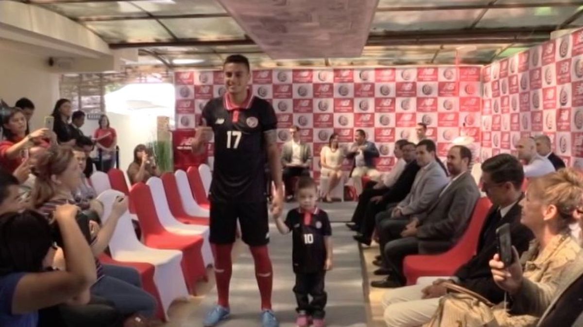 La selección de fútbol de Costa Rica tiene un uniforme azul