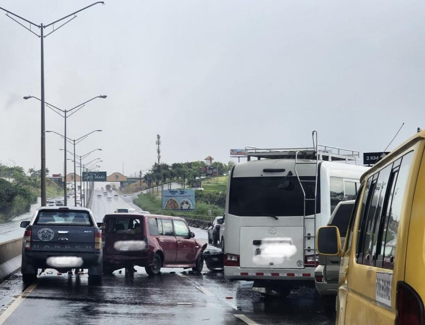Accidente en la Chorrera deja varios autos involucrados.