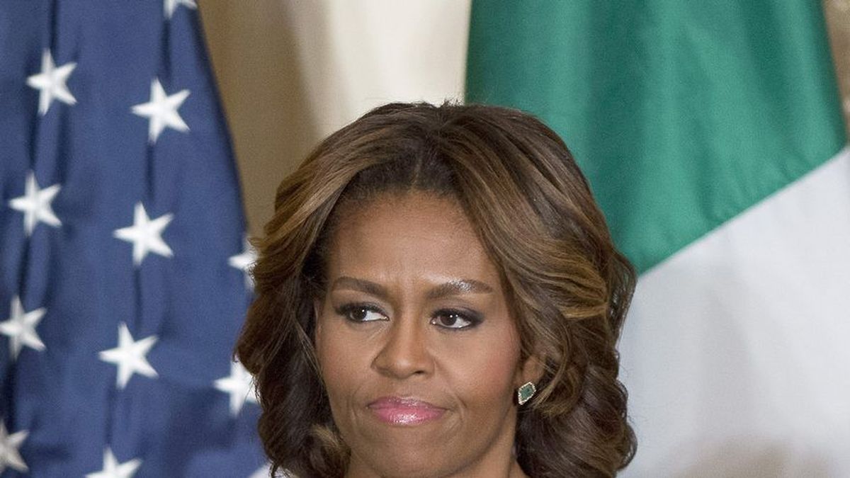 Michelle Obama anima a las chicas jóvenes a negociar duro y darse a valer