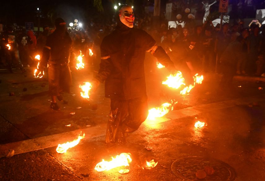 Batalla de las bolas de fuego, un centenario ritual que desafía al peligro en El Salvador