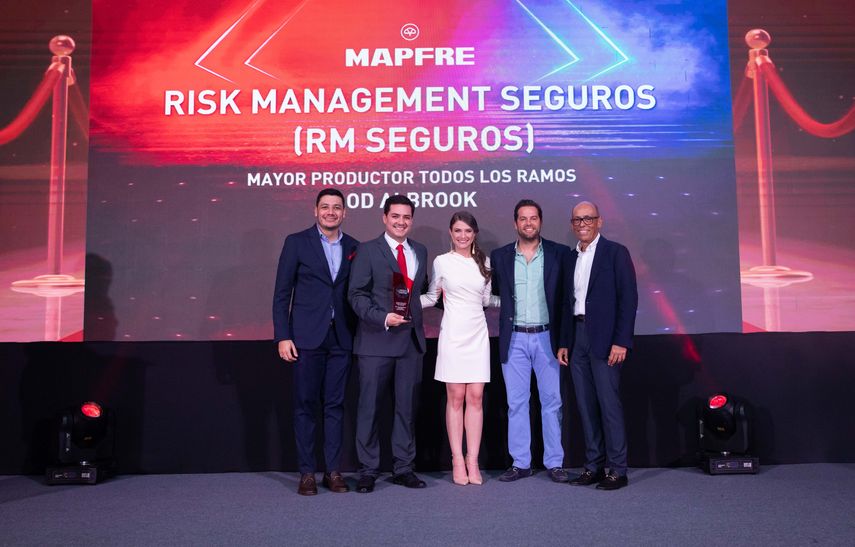 MAPFRE Panamá premia a sus mayores productores de seguros del año 2022