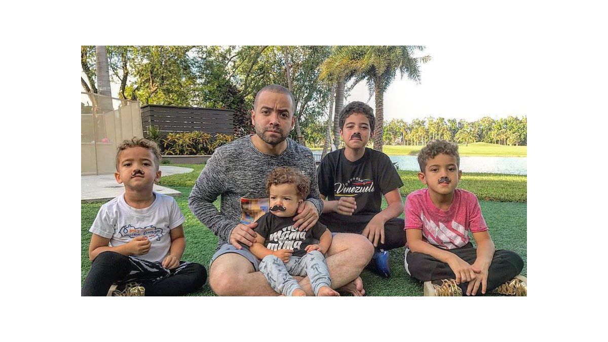 Cantante venezolano Nacho teme por la estabilidad de su familia