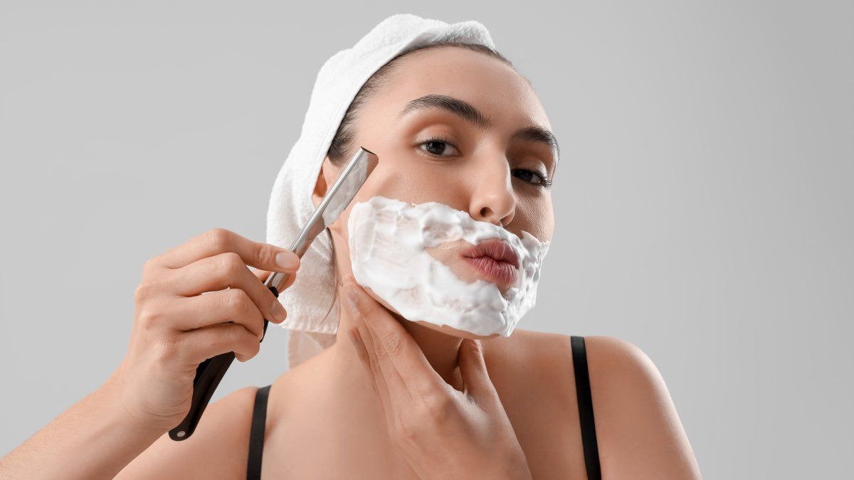 Rasurado facial en mujeres: ¿Aliado de belleza o riesgo para tu piel?